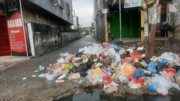 Sampah Kembali Menumpuk dan Berserakan di Jalanan Pekanbaru